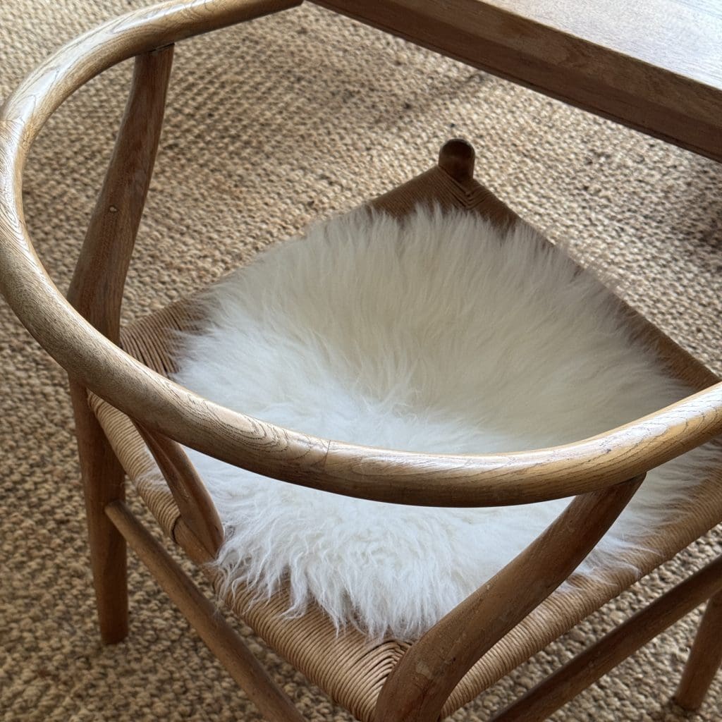 UK LAMB CHAIR PAD ROUND 35CM WHITE | Lapco for Leather